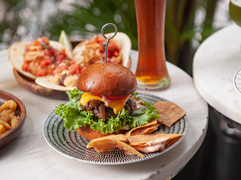 【國父紀念館美食】sheep+pony：這才是正宗美式漢堡！肉慾縱橫的加州漢堡＆新鮮直送肥美生蠔，佐以歐美庭院風戶外座位區，無人能抗拒的魅力 ...